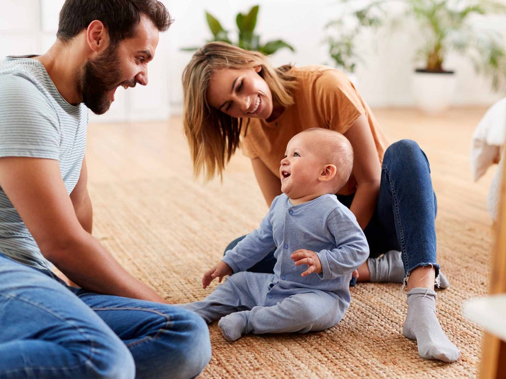 ¿Cuándo se sienta un bebé? Hitos, señales y edad